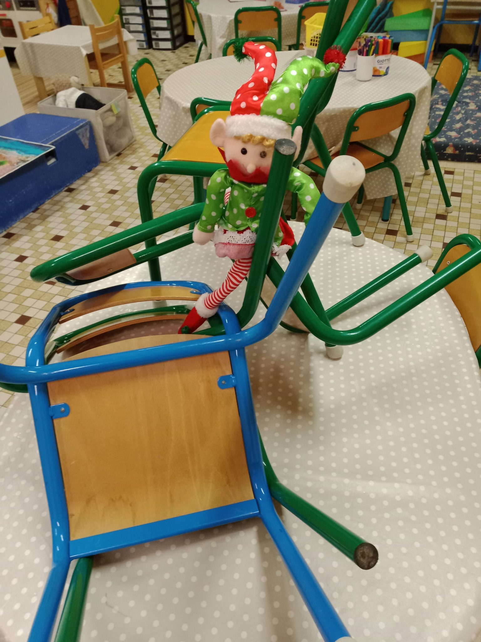 Un lutin farceur dans la classe